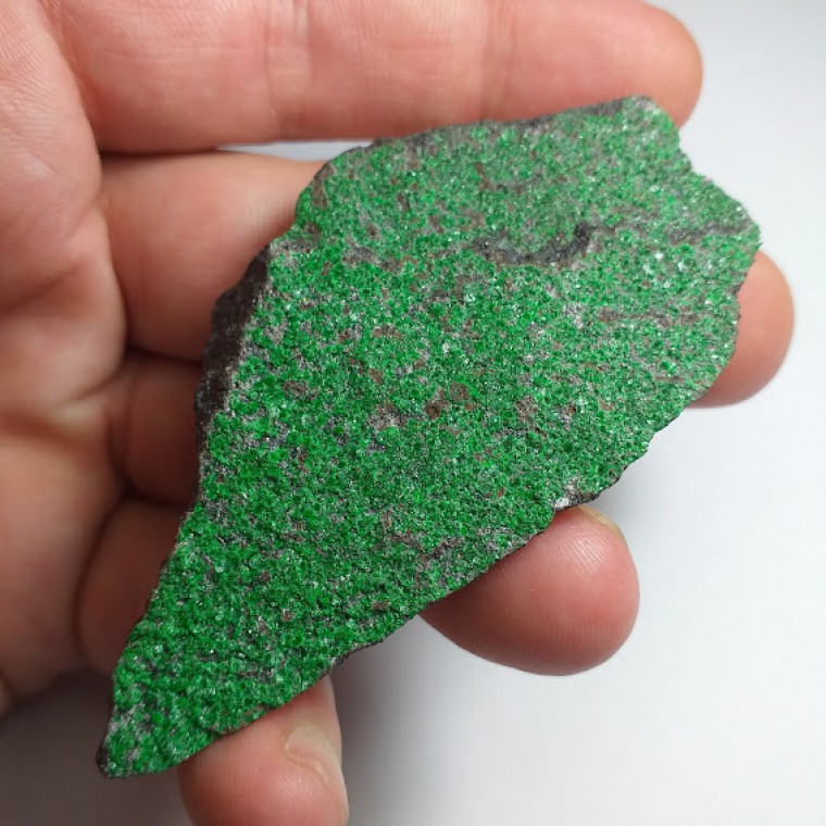 ZELENÝ GRANÁT RUSKO - UVAROVIT